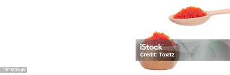 나무 숟가락에 고급 빨간 캐비어 비싼 건강한 해산물 흰색 배경에 고립 0명에 대한 스톡 사진 및 기타 이미지 0명 건강한 생활방식 모방하기 Istock