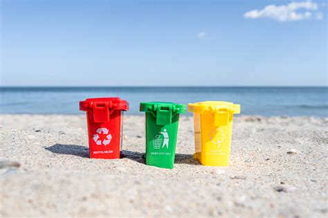 종이 플라스틱 유리 및 바다 전망과 모래 해변에서 재활용에 적합한 유기 폐기물이있는 다양한 색깔의 쓰레기통 쓰레기 분리 쓰레기 선별 바다에 대한 스톡 사진 및 기타 이미지