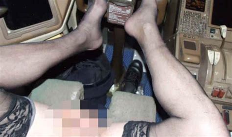 Pilot performs sex act in cockpit पयलट न ककपट म महलओ क सटकगस पहनकर क गनद