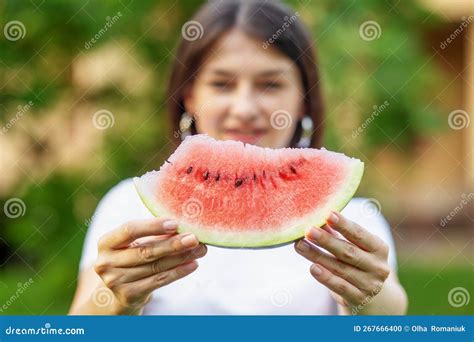 Linda Morena Comendo Melancia No Piquenique Foto De Stock Imagem De Fatia Retrato