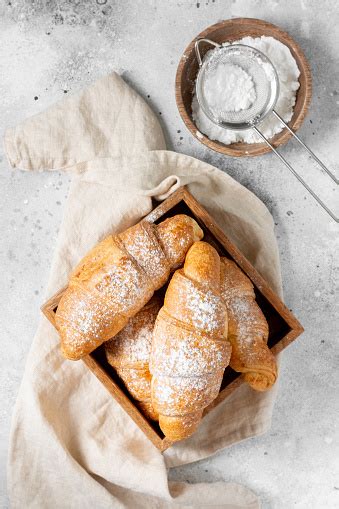 크루아상 밝은 회색 배경에 나무 상자에 크루아상 프렌치 페이스트리 텍스트 공간이 있는 상단 보기 미식가에 대한 스톡 사진 및 기타 이미지 Istock