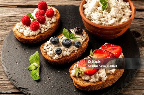 코티지 치즈를 곁들인 딸기 브루스케타 수제 건강 토스트 잘 익은 여름 열매와 과일 달콤한 샌드위치 음식 조리법 배경 클로즈업 0명에 대한 스톡 사진 및 기타 이미지 Istock