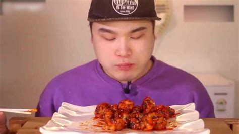 พี่ชายเกาหลีกำลังกินและออกอากาศเสียงเคี้ยวนั้นใหญ่มาก ชมวิดีโอออนไลน์ คุณภาพระดับhd Wetv