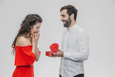 발렌타인 행복 한 젊은 부부 그의 아내에 게 마음의 형태로 선물 상자를 주는 웃는 남자의 초상화 흰색 배경 위에 고립 2명에 대한 스톡 사진 및 기타 이미지 Istock