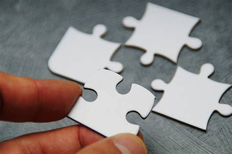 유토이미지 빈칸에 들어갈 퍼즐조각을 들고 있는 손