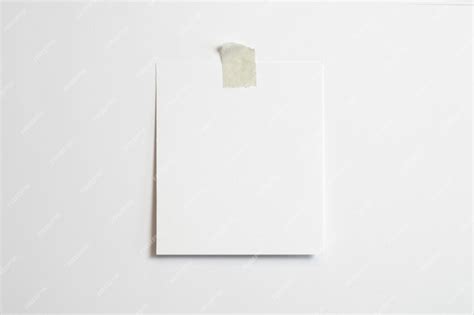 부드러운 그림자와 스카치 테이프 빈 폴라로이드 사진 프레임 백서 배경에 고립 무료 사진