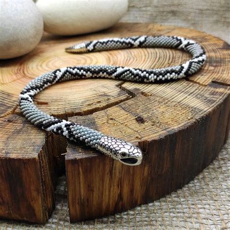 Чокер змея серая в 2024 г Чокер Бисер Браслеты