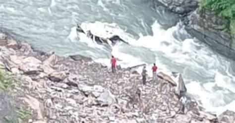 Chambal Landslide हिमाचल के तीसा में गाड़ी गिरे पत्थर नदी में गिरी 6