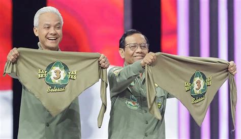 8 Potret Outfit Ganjar Pranowo dan Mahfud MD yang Selalu Totalitas saat Debat, dari Jaket Top ...