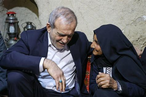 فیلم و تصاویر دیدار صمیمی مسعود پزشکیان به همراه دخترش با اهالی یک