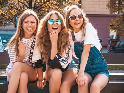 최신 유행 여름 옷을 입고 세 젊은 아름 다운 웃는 Hipster 여자의 초상화 길거리에서 포즈 섹시 평온한 여자 긍정적 인 모델 선글라스에 재미입니다 무료 사진
