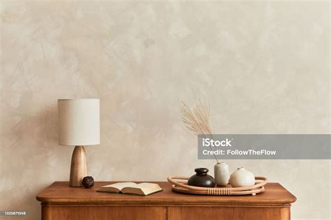 세련된 복고풍 Commode 및 액세서리와 중립 거실의 인테리어 디자인 템플렛 공간을 복사합니다 재팬디에 대한 스톡 사진 및 기타 이미지 Istock