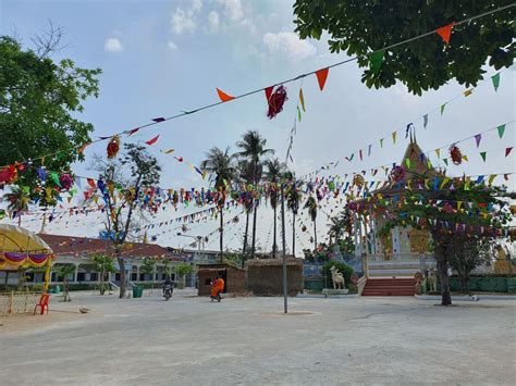 រដ្ឋបាលខេត្តព្រៃវែង បានរៀបចំ តែងលំអរភ្លើង តាមផ្លូវ និងតាមសួនច្បា ដើម្បីទទូលទេវតាឆ្នាំថ្មី