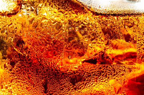 매크로 청량 음료 텍스처 어두운 콜라 배경에 얼음 큐브의 보기를 닫습니다 유리 벽에 거품과 매크로 거품과 함께 시원한 달콤한 여름의 음료의 질감 0명에 대한 스톡 사진 및