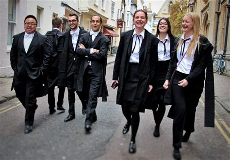 قوانین پوشش دانشجویان دختر و پسر در دانشگاه‌های معتبر دنیا تسنیم