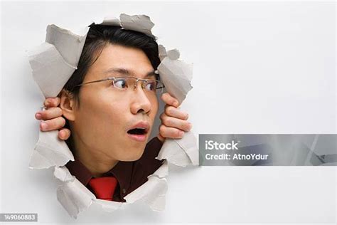 ชายในหลุมมองออกไปทางด้านซ้ายของเขา ภาพสต็อก ดาวน์โหลดรูปภาพตอนนี้ การค้นพบ มโนทัศน์ ชาว