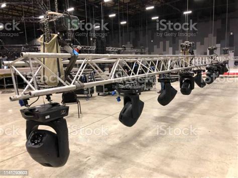 콘서트를 위한 전문 사운드 조명 비디오 및 무대 장비의 설치 무대 조명 장비는 리프팅 용 트 러 스에 고정 됩니다 무대에 대한