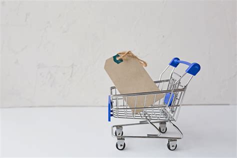 식료품 카트와 흰색 배경에 온라인 쇼핑 판매를위한 창조적 인 프로모션 구성 모형 템플릿 11월에 대한 스톡 사진 및 기타 이미지