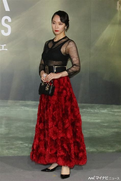 吉岡里帆、胸元大胆なドレスで露出大披露 コピ速