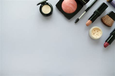 화장품 포장makeup 보라색 배경 설정입니다 그룹 브러시 재단 아이 섀도 립스틱 파우더 스킨케어 크림 세럼 얼굴 아름다움 제품입니다 화장품입니다 아티스트 부속품을 확인