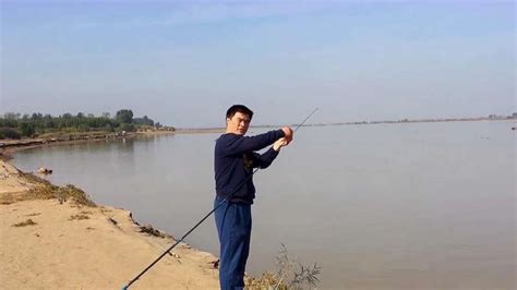 农村小伙6根海竿野钓黄河，串钩挂颗粒面食，钓上条黄河鲤鱼生活户外休闲好看视频