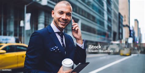 우아한 착용에 백인 사업가의 절반 길이 는 배경에 교통 도로와 국제 통신을 만들기위해 무선 인터넷 연결을 사용하여 대도시 시내에 서 25 29세에 대한 스톡 사진 및 기타