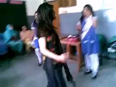 پاکستانی کالج کی لڑکی کا ڈانس Video Dailymotion