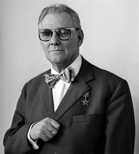 Задание №13 Укажите фамилию деятеля культуры изображённого на фото ПРО100 ЕГЭ История