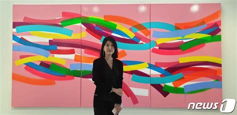 화려한 핑크와 블루 색띠가 당신에게 보내는 위로