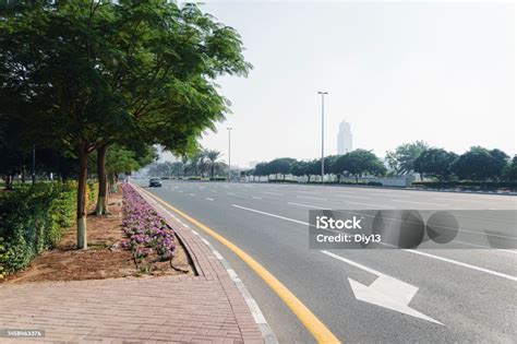 아스팔트에 흰색으로 칠해진 선과 이동 방향을 나타내는 화살표가있는 빈 고속도로 방향 화살표가 있는 도로 표시 0명에 대한 스톡 사진 및 기타 이미지 Istock