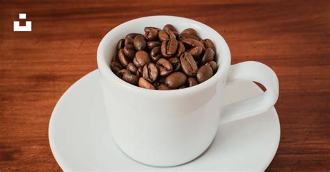 흰색 세라믹 접시에 흰색 세라믹 머그잔에 커피 콩 사진 Unsplash의 무료 커피잔 이미지