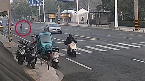 老人横穿马路当场身亡，监控拍下事故瞬间！