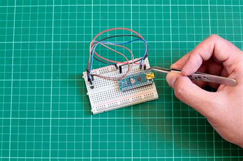 Bekerja Dengan Arduino Nano Foto Stok Unduh Gambar Sekarang Tangan