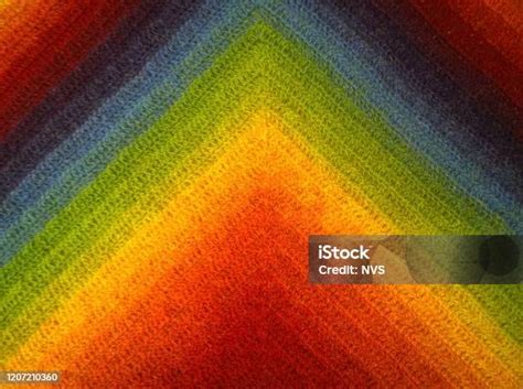 부르고뉴 레드 오렌지 옐로우 그린 클래식 블루 바이올렛 블루 베리 무지개 의 색상의 그라데이션에서 배경 기하학의 아름다움 삼각형 여러 가지 색상의 줄무늬 선 크로 셰 뜨개질