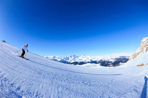 피스트 남자 눈에서 맑은 스키 스키 스키 리조트 마돈나 디 깜 피 글 리오 Dolomites 산 이탈리아 아마추어 겨울 스포츠 마돈나 디 캄필리오에 대한 스톡 사진 및 기타