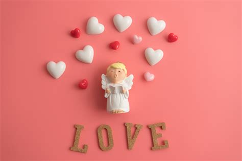 발렌타인 하트와 핑크 배경 복사 공간에 장식의 중심에 큐의 플랫 보기 사랑의 상징입니다 해피 발렌타인 데이 배경입니다 세인트 발렌타인의 날 개념입니다 귀여운에 대한 스톡