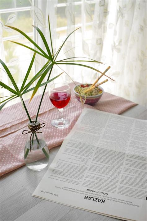 가구 가정식 가족이 먹는 건강한 식사 국수 꽃 나무 누들 따뜻한 식사 럭셔리 레드 와인 레트로 로맨스 마시는 와인 먹는 비트 키 사랑 술