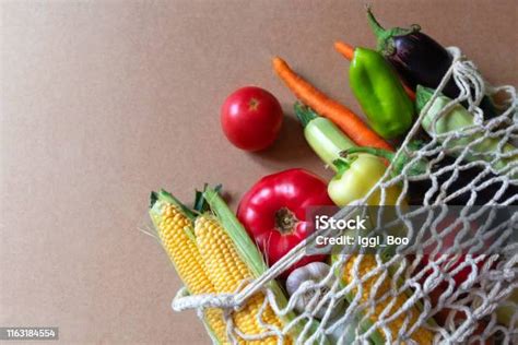 유기농 야채를 가진 환경 친화적인 메쉬 쇼핑 백 플랫 레이 복사 공간 제로 폐기물 플라스틱 무료 개념 건강한 깨끗한 식단과 해독 0에 대한 스톡 사진 및 기타 이미지