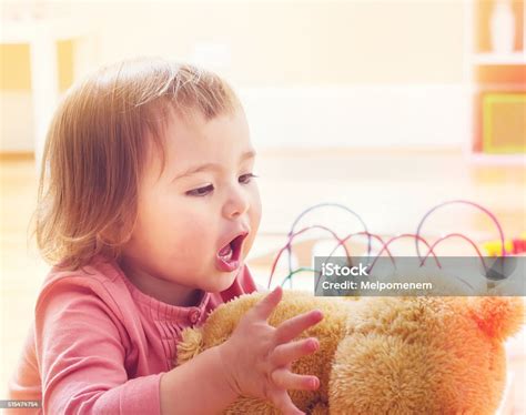 행복함 어린이 여자아이 게임하기 자신의 테디 베어 가정의 방에 대한 스톡 사진 및 기타 이미지 가정의 방 귀여운 놀기 Istock