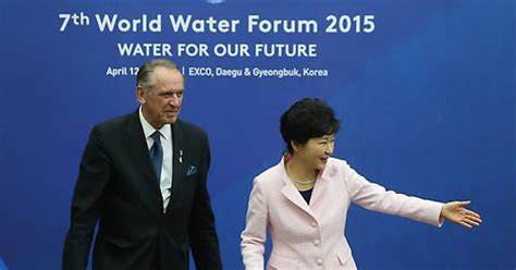 자리 향하는 박 대통령과 유엔 사무부총장