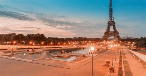 파리와 프랑스 전역의 상징은 우아하고 독특한 에펠 탑입니다 동이 트기 전 블루 아워에 트로카데로 광장 지역에서 찍은 사진 사진 Unsplash의 프랑스 이미지