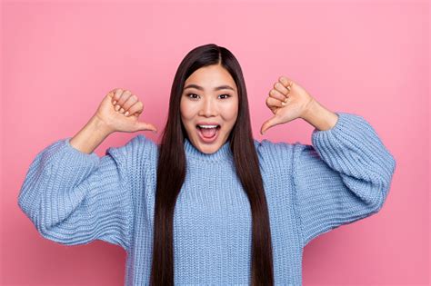 감동 밀레니엄 갈색 머리 레이디 인덱스 자신은 파스텔 핑크 색상 배경에 고립 된 파란색 스웨터를 착용 사진 25 29세에 대한 스톡 사진 및 기타 이미지 Istock