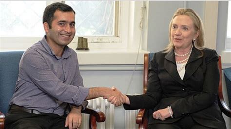 აზერბაიჯანელი აქტივისტის ბინის ჩხრეკისას ნივთმტკიცებად კლინტონთან ფოტო ამოიღეს Netgazeti