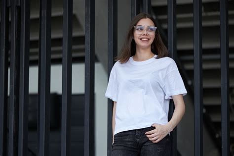 로고를 위한 공간이 있는 흰색 빈 티셔츠를 입은 소녀 또는 여성 캐주얼한 도시 스타일로 모의 또는 디자인 T 셔츠에 대한 스톡 사진 및 기타 이미지 Istock