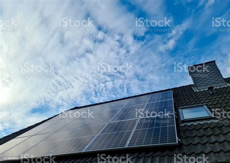 주거용 주택 옥상에서 청정 에너지를 생산하는 태양전지 패널 건물 외관에 대한 스톡 사진 및 기타 이미지 건물 외관 건설