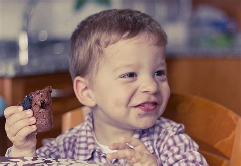 Fondo Niño Comiendo Brownie Hermosa Cumpleaños Belleza Foto E Imagen Para Descarga Gratuita