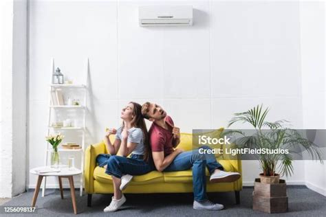 깨진 에어컨으로 집에 앉아있는 동안 열로 고통받는 지친 부부 에어컨에 대한 스톡 사진 및 기타 이미지 에어컨 깨짐 커플 Istock