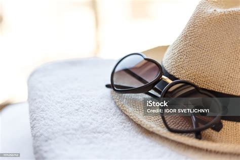 해변 여름 액세서리입니다 하트 모양선글라스 세련된 니트 밀짚 모자 흰색 수건 최소한의 여름 개념 플랫 레이 공간을 복사합니다 맨 위 보기 여름 휴가 배경 휴가 항목 개념에