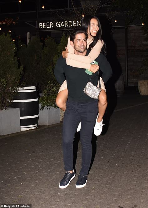 Mafs Au Evelyn Ellis Flaunts Her Curves In A Figure Hugging Ensemble