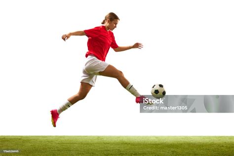 운동하는 젊은 여자 축구 선수 경기 중 움직임 흰색 배경에 고립 된 잔디밭에서 공을 치다 20 24세에 대한 스톡 사진 및 기타 이미지 Istock